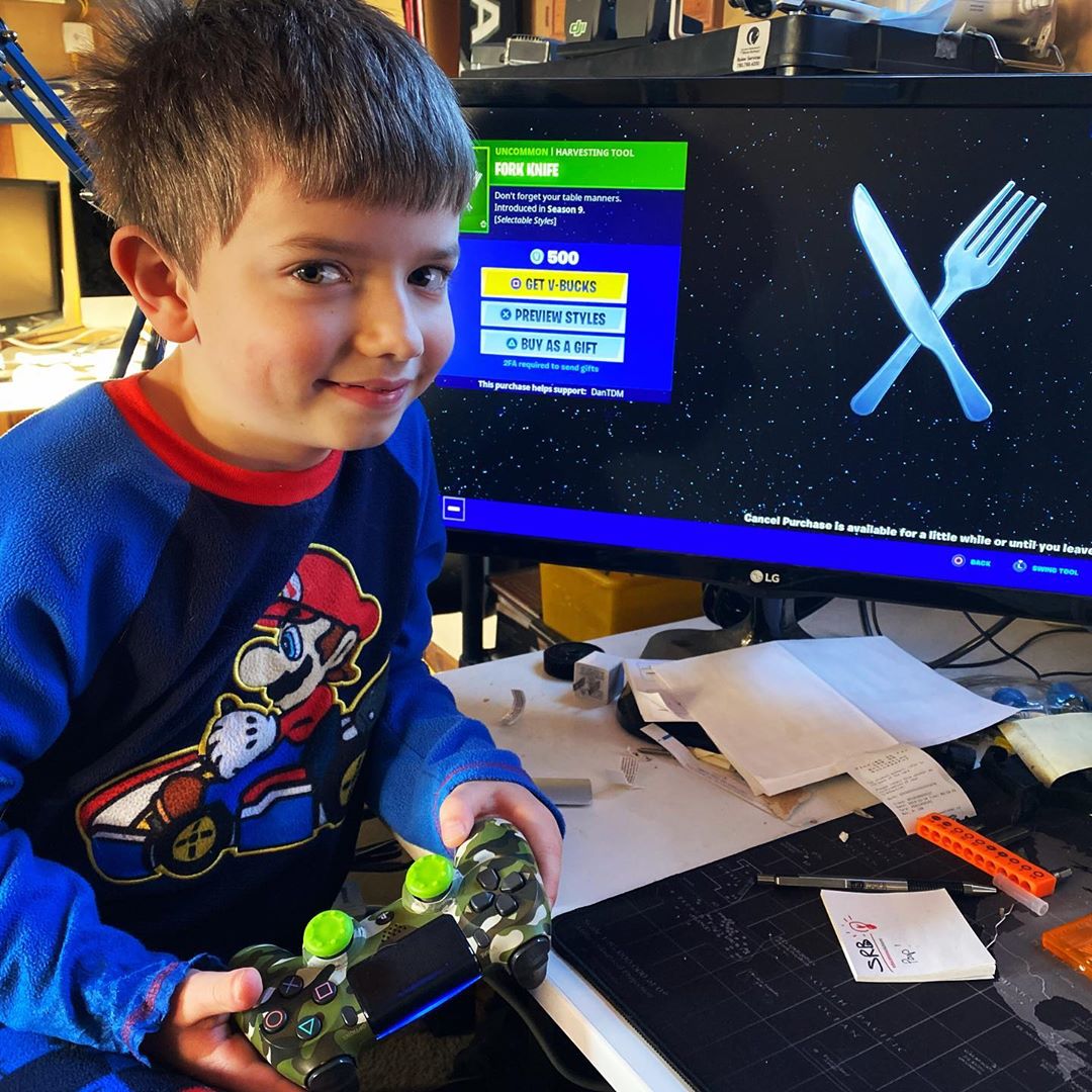 kids-these-days-always-playing-fork-knife-menino